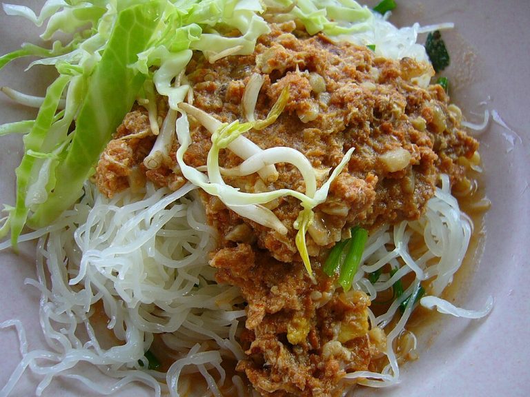 Khanom Chin Nam Ya dengan Santan: Mi Nasi Thailand Berkuah Kari yang ...